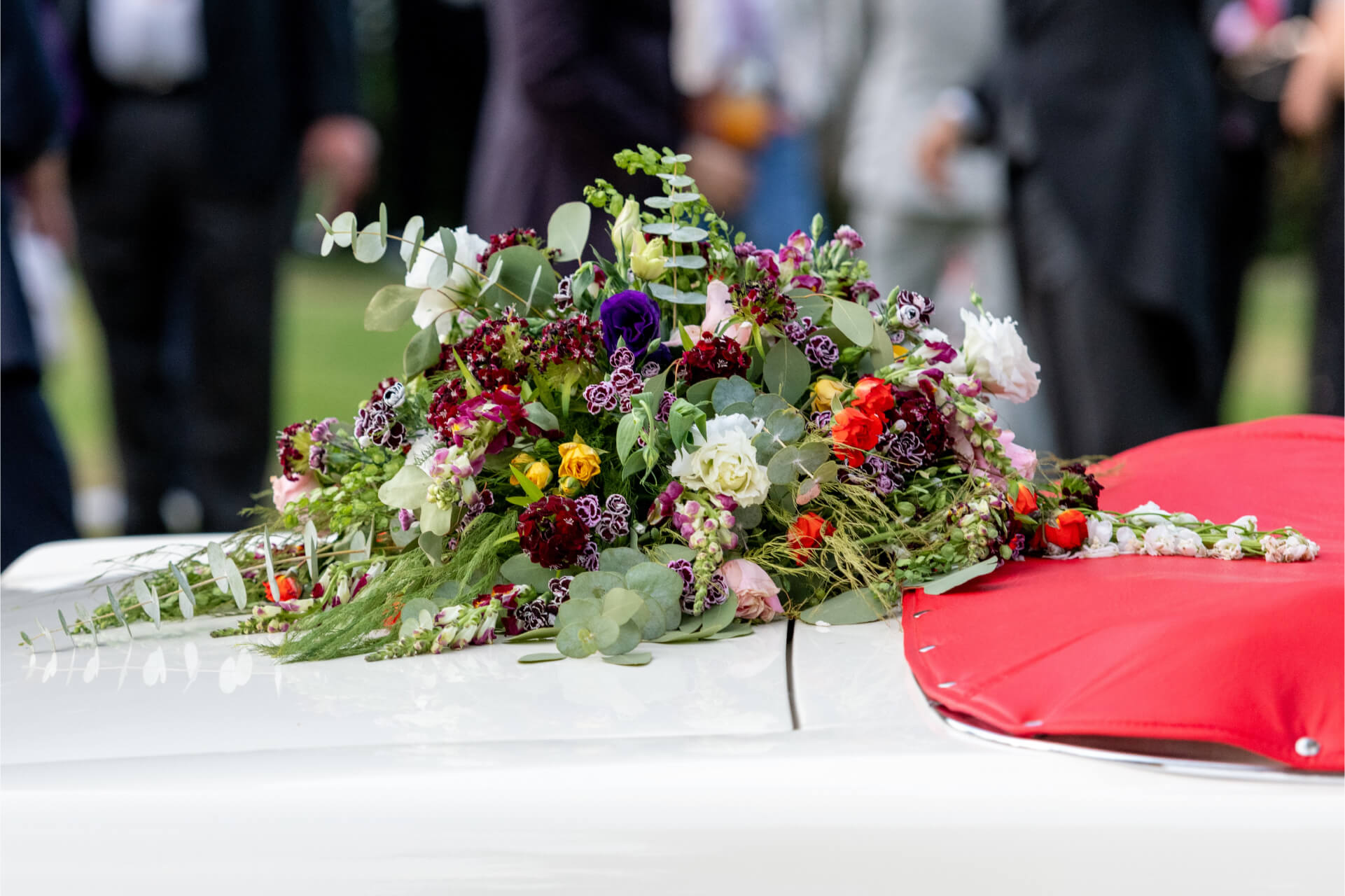 Floral Arrangements & Casket Adornments – Young's Funeral Home